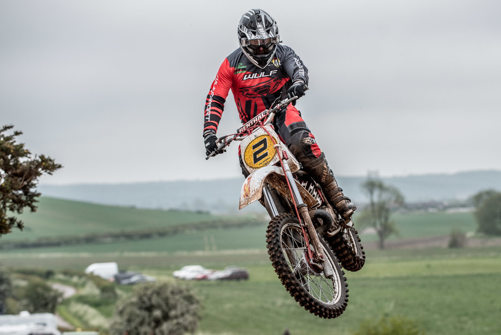 VIDEO: Rubbing, Scrubbing & Racing 40-Year-Old 2 Strokes at the ...