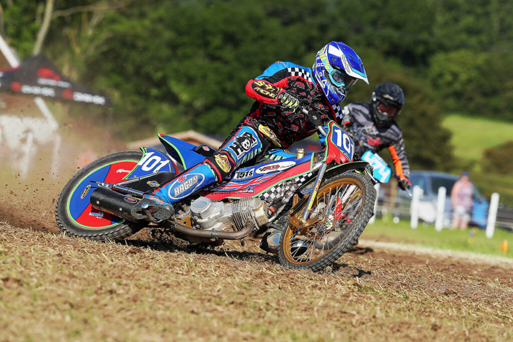 Closing in... 2023 British Grasstrack Championships - Dirt Hub